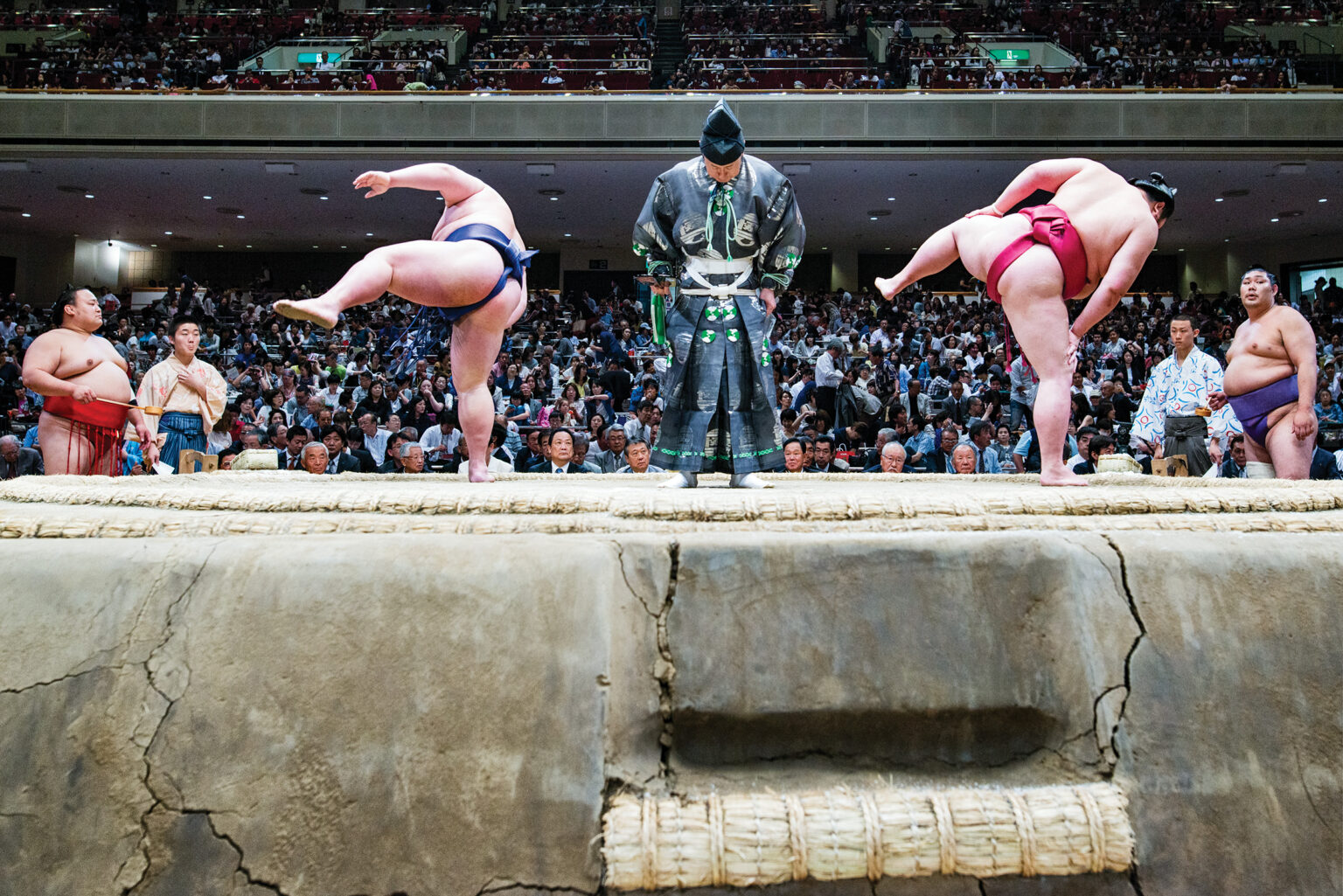 Capturing the Beauty and Brutality of Sumo - ZEROMILE